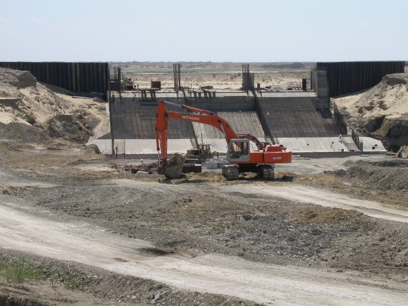 建設中のアクラク頭首工（Aklak Headworks）（2008年完成）｜写真で辿る100年