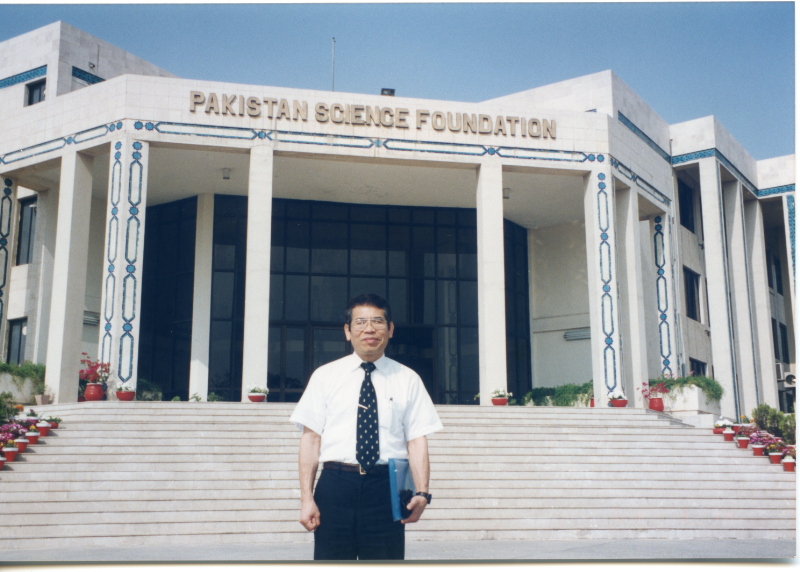 パキスタン科学基金（Pakistan Science Foundation） 前にて北村博士｜写真で辿る100年